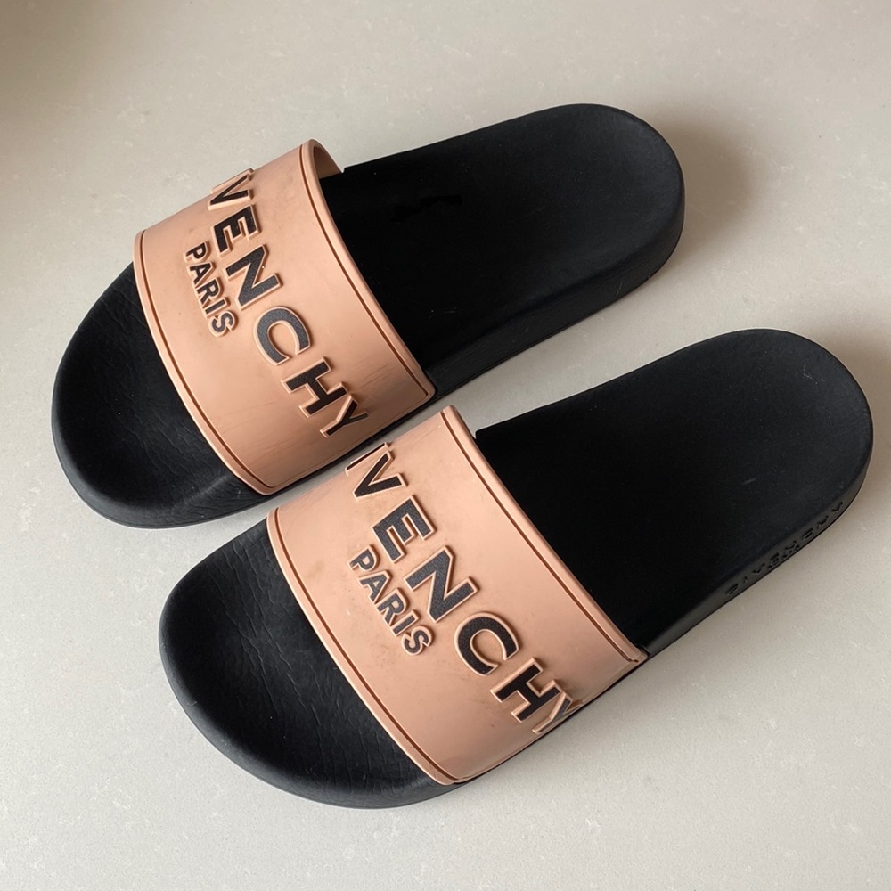 Givenchy Paris Logo Flip Flop Sandals - Gem